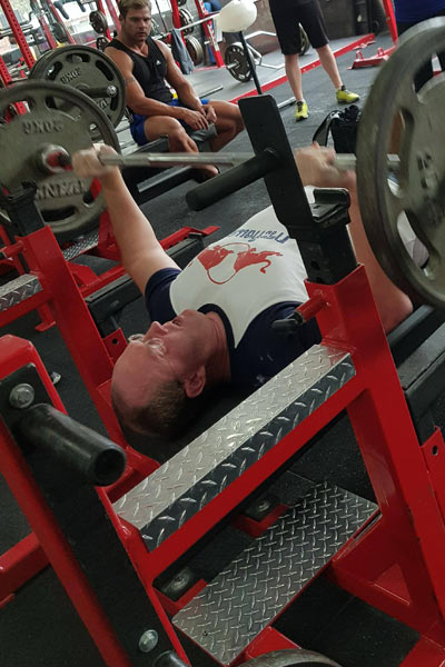 Video: Powerlifting champion beats challenging bench press record by ...