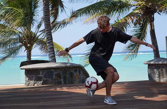 Seaside record-breaking: Marcel Gurk sets new football freestyle record ...