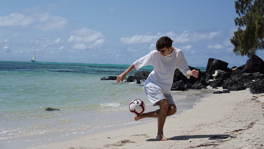 Seaside record-breaking: Marcel Gurk sets new football freestyle record ...