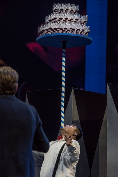 World's tallest model stars on new TV show of record breaking ...