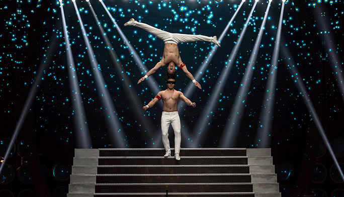 Blindfolded circus performer sets new stairs record with his brother ...