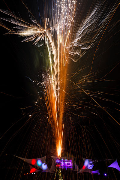 Video: How one man launched 642 fireworks from a homemade pyrotechnics ...