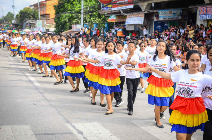 More than 15,000 people take part in world's largest samba dance ...