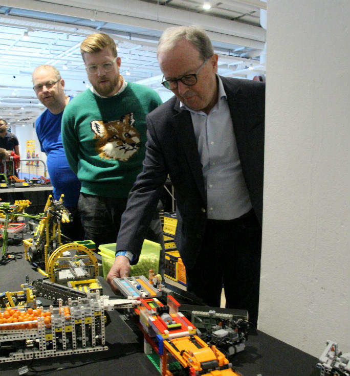 Watch this 259-module great ball contraption's mesmerising and record ...