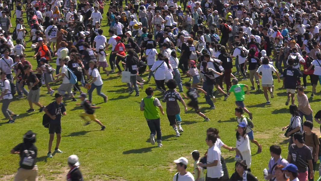 More than 10,000 people play the largest game of tag you've ever seen ...