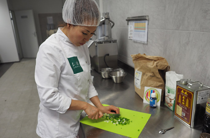 See what's inside the world's most expensive dim sum - and yes it's ...