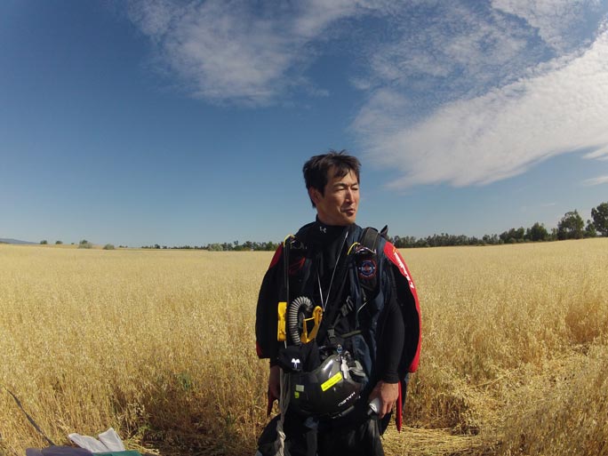 Wing suit title holder jumps out of plane at 10,000 m to set parachute ...