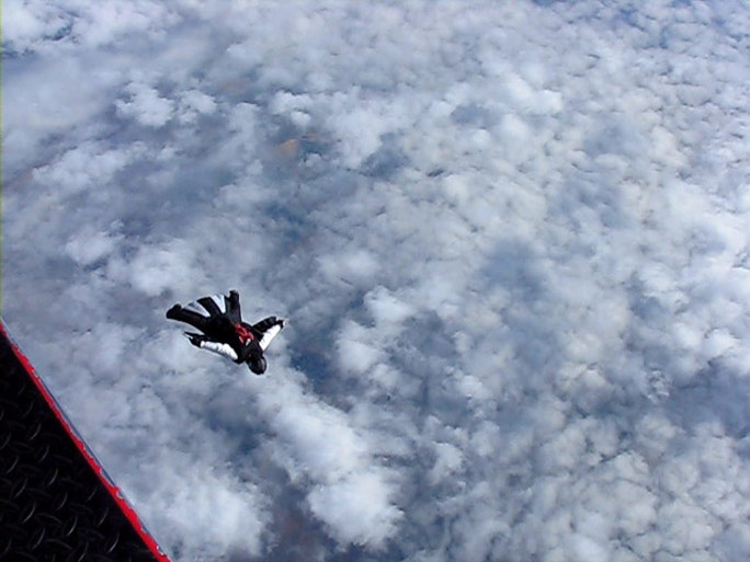 Wing suit title holder jumps out of plane at 10,000 m to set parachute ...