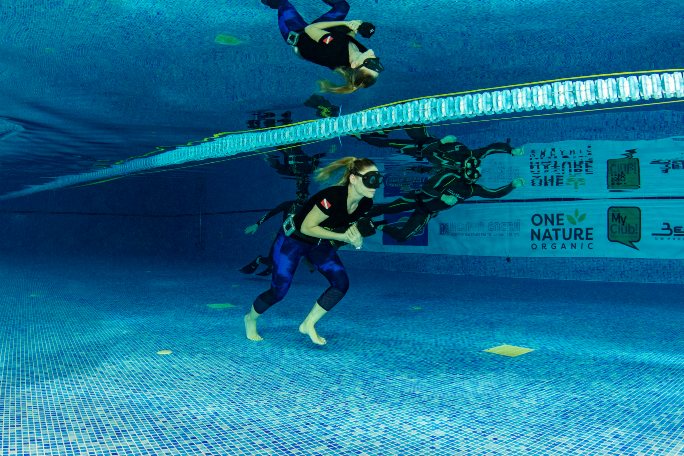 Free diving athlete walks a record-breaking 81 metres underwater in one ...