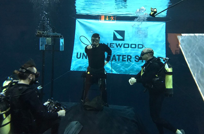 Magician completes 20 magic tricks while submerged in tank of water ...