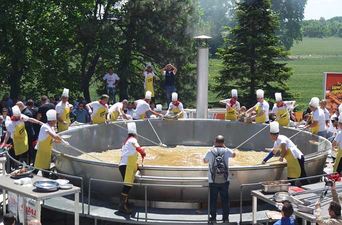 Video: German strongwoman can ROLL UP frying pans | Guinness World Records