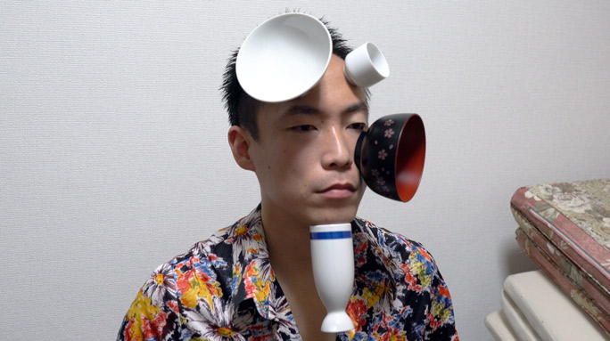 Video: Japanese man sticks drink cans onto his head using only his skin ...