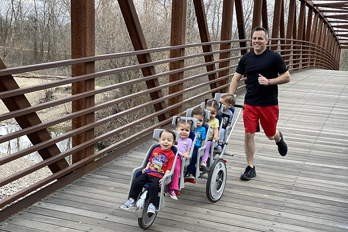 Dad breaks marathon records pushing quintuplets | Guinness World Records