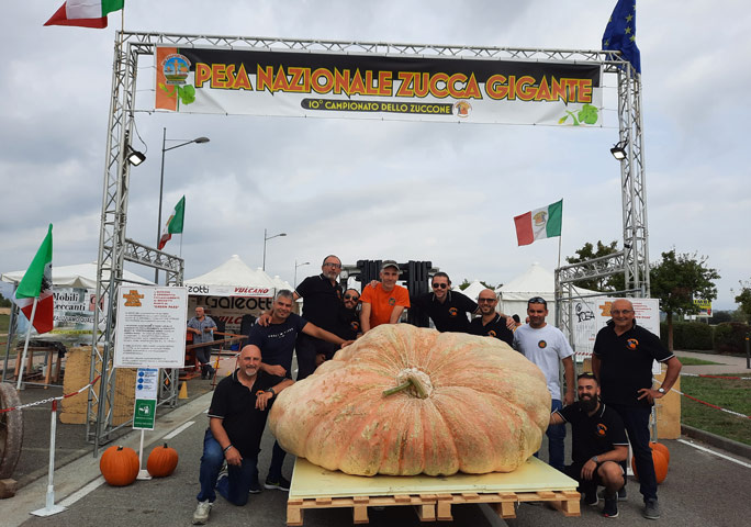 Monster pumpkin heavier than a small car breaks world record | Guinness ...