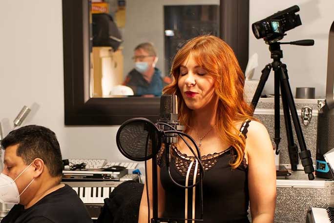 Canadian singer hits the world’s lowest vocal note for a female ...