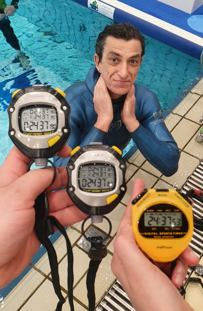 56-year-old freediver holds breath for almost 25 minutes breaking ...