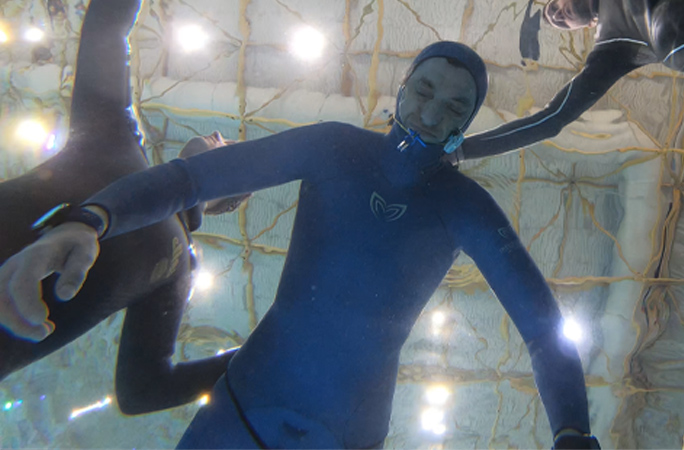 56-year-old freediver holds breath for almost 25 minutes breaking ...