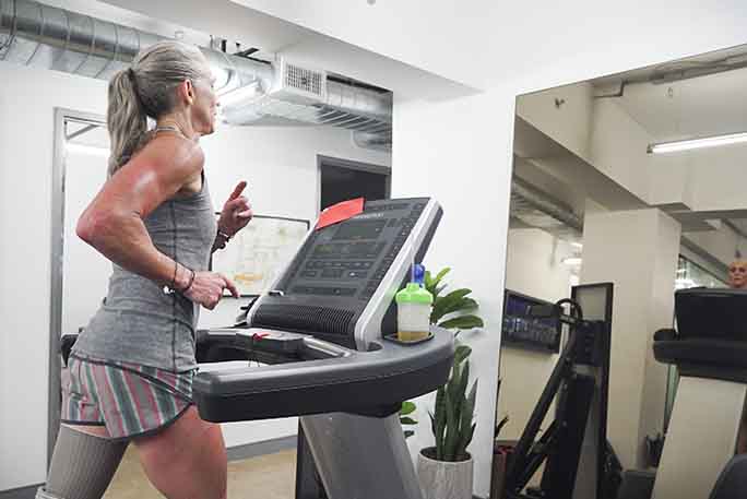 American mom breaks 100-mile treadmill record in less than a day ...