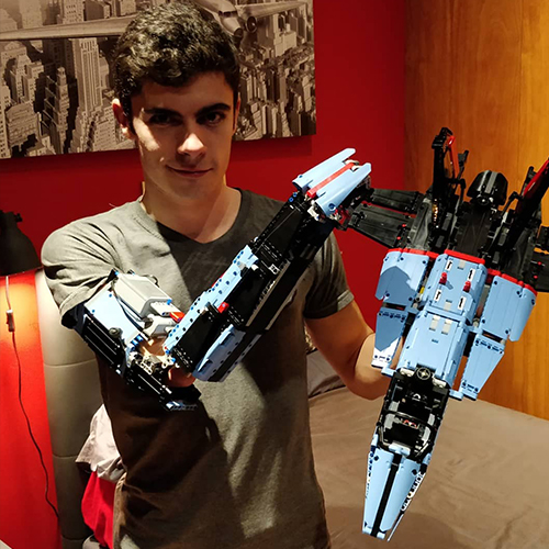 Inventor "Hand Solo" builds LEGO® arm for eight-year-old | Guinness ...