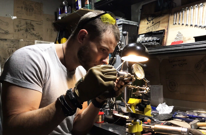 World's first retractable lightsaber created by Russian YouTuber ...