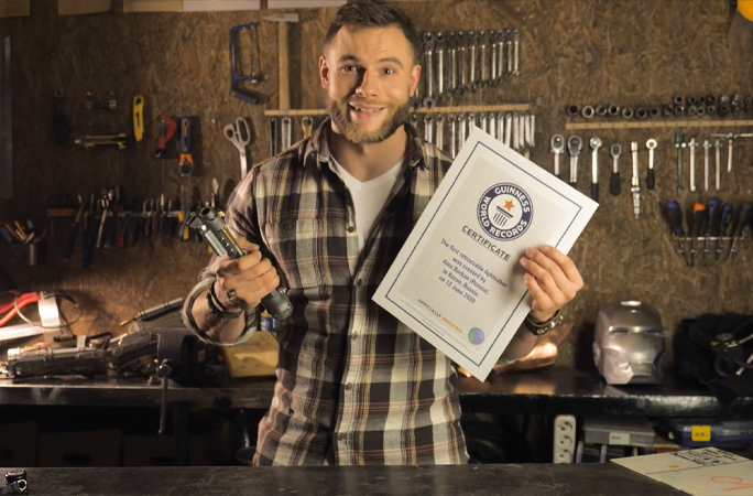World's first retractable lightsaber created by Russian YouTuber ...