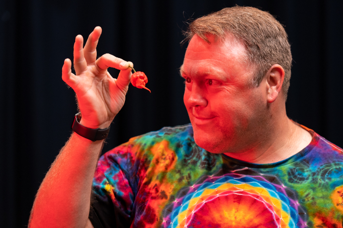 Carolina Reaper chowdown: Chilli pro eats TEN in just 33.15 sec ...