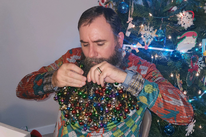 Man decorates his beard like a Christmas tree using 710 baubles ...