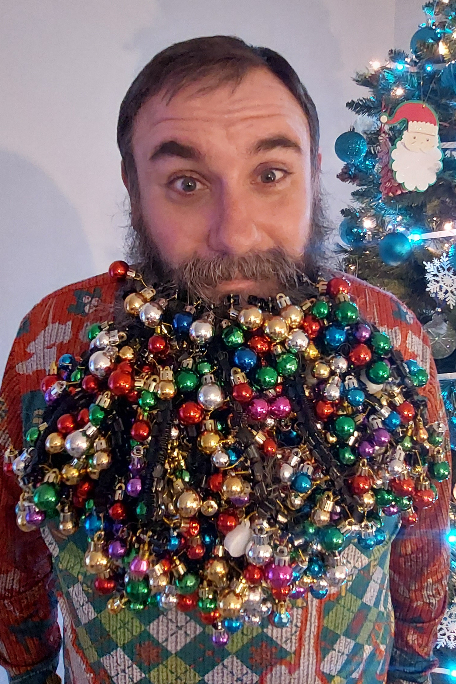 Man decorates his beard like a Christmas tree using 710 baubles ...