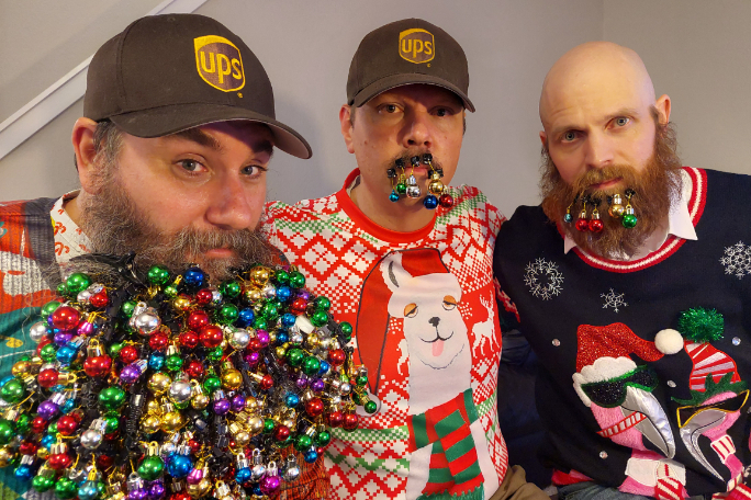 Man decorates his beard like a Christmas tree using 710 baubles ...