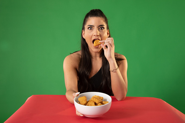 Leah Shutkever breaks record for most chicken nuggets eaten in one ...