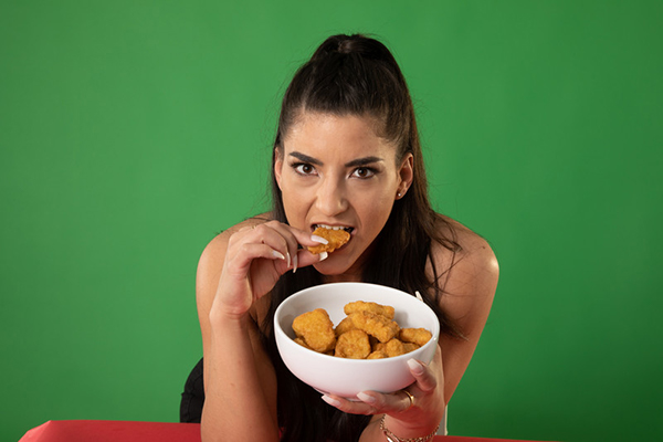 Leah Shutkever breaks record for most chicken nuggets eaten in one ...