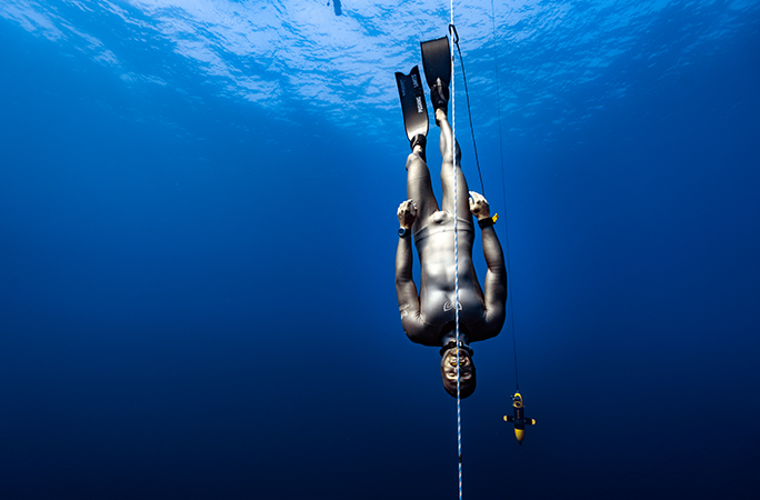 Freediver walks 107 m underwater in one breath to break record ...
