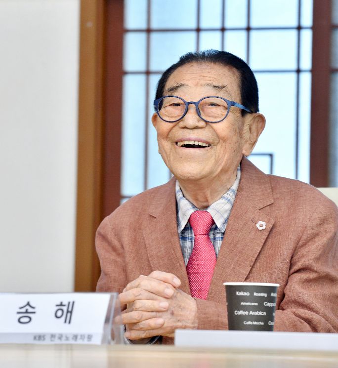 Oldest TV music talent show host, Song Hae, dies aged 95 | Guinness ...