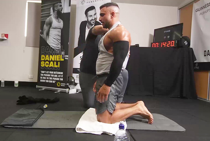 Daniel Scali does 3,182 push ups in one hour smashing epic record ...