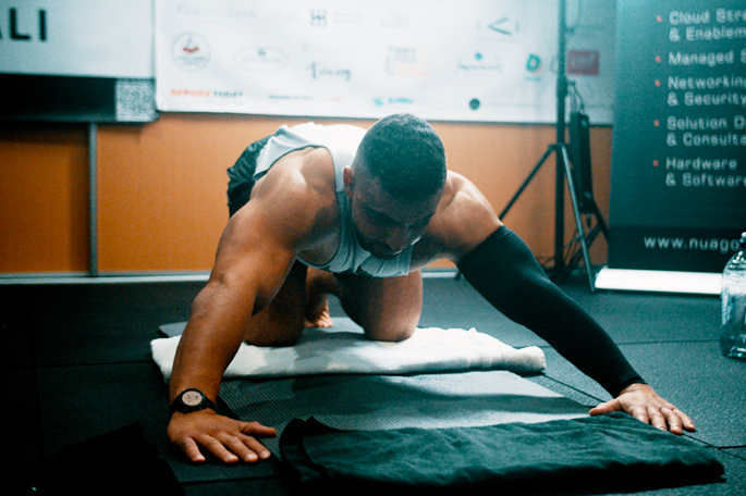 Daniel Scali does 3,182 push ups in one hour smashing epic record ...