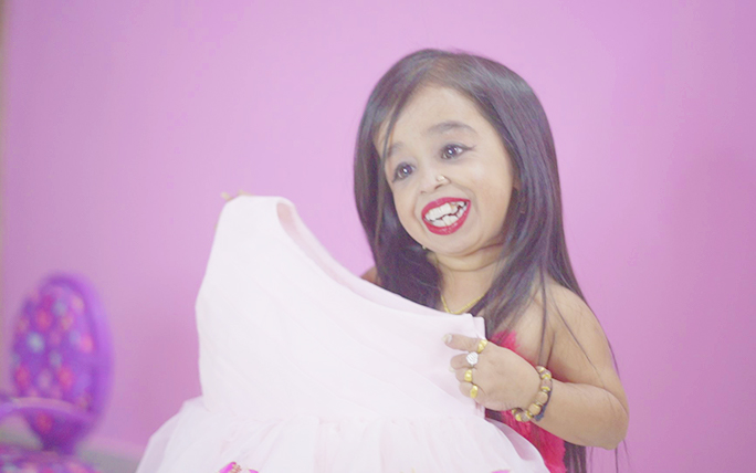 "Never lose hope": Life as the world's shortest woman | Guinness World ...