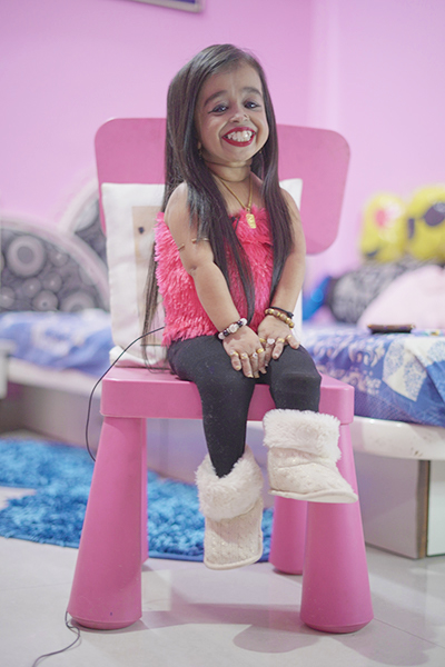 "Never lose hope": Life as the world's shortest woman | Guinness World ...