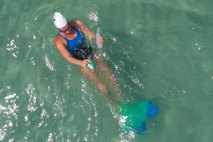 Miami Beach “eco mermaid” achieves the farthest swim with a monofin ...