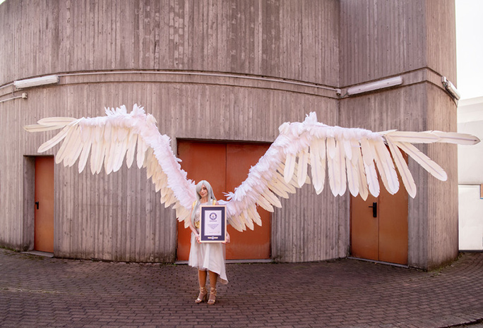 Italian cosplayer builds giant mechanical wings to break record ...