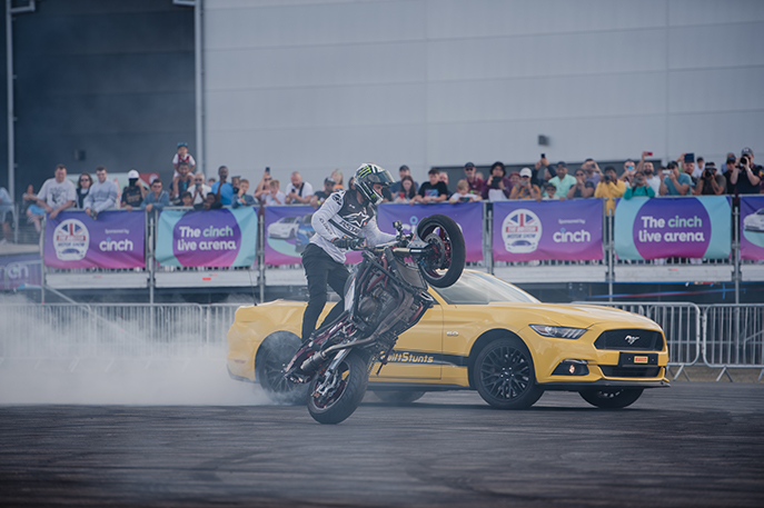 Stunt racer breaks record for tightest park in an electric car ever ...