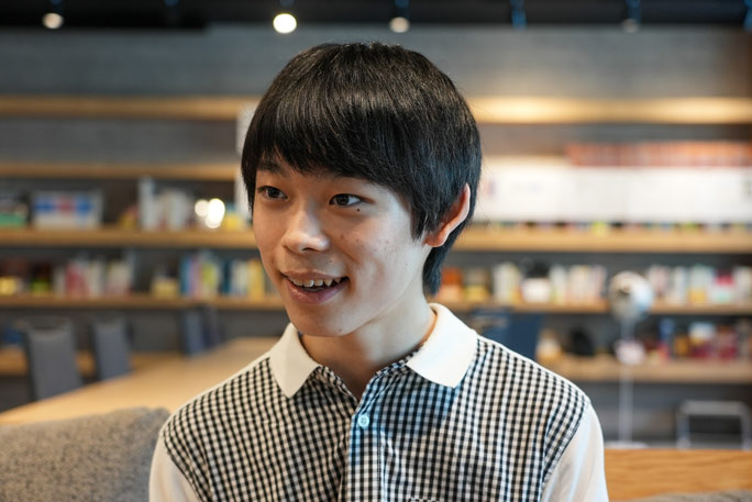 Talented teen attacks piano key at blistering speed to break musical ...