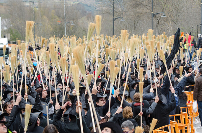 Thousand-strong coven of witches brew up spooktacular fancy dress ...
