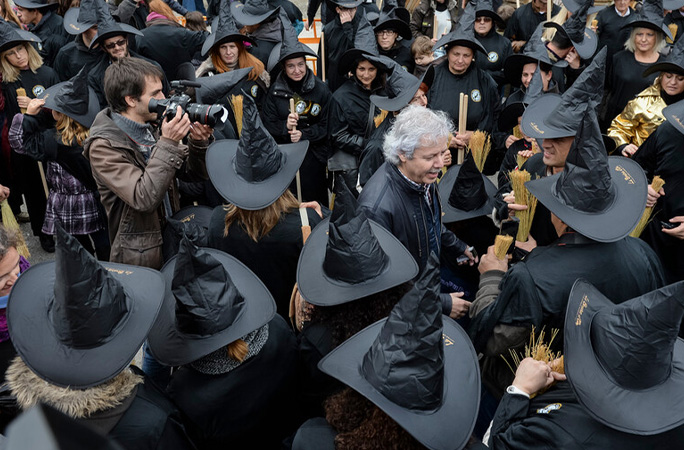 Thousand-strong coven of witches brew up spooktacular fancy dress ...