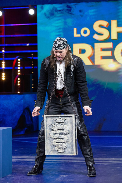Sideshow performer shocks TV audience as he lifts weight with nothing ...