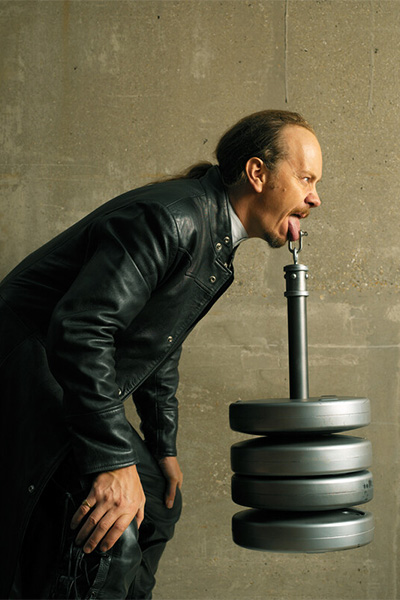 Sideshow performer shocks TV audience as he lifts weight with nothing ...