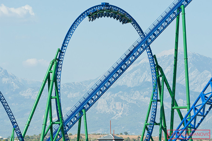 First looping rollercoaster was a spectacle to attract the curious and ...