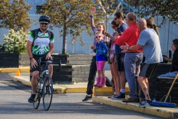 Hands-free cyclist managed to keep going for 130 km by massaging legs ...