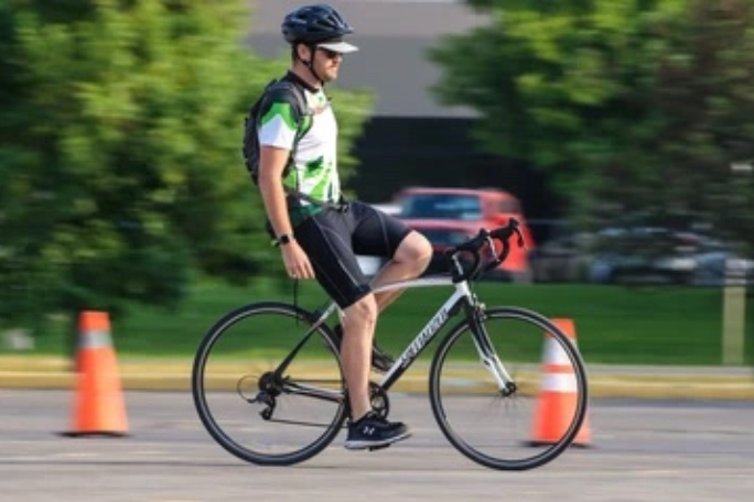 Hands-free cyclist managed to keep going for 130 km by massaging legs ...