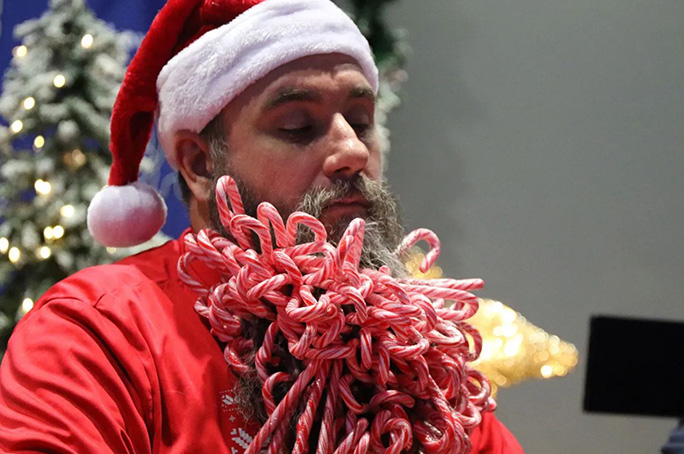 American man breaks Christmas record with 187 candy canes in his beard ...