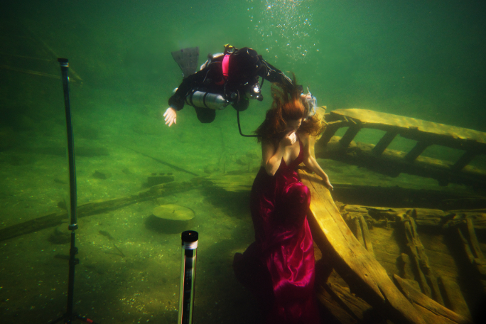 Photographer and model dive even deeper to break underwater model ...